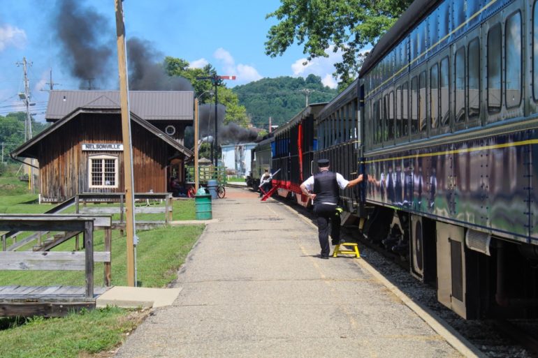 5 Scenic Train Rides That Will Make You Fall In Love With Ohio This Autumn